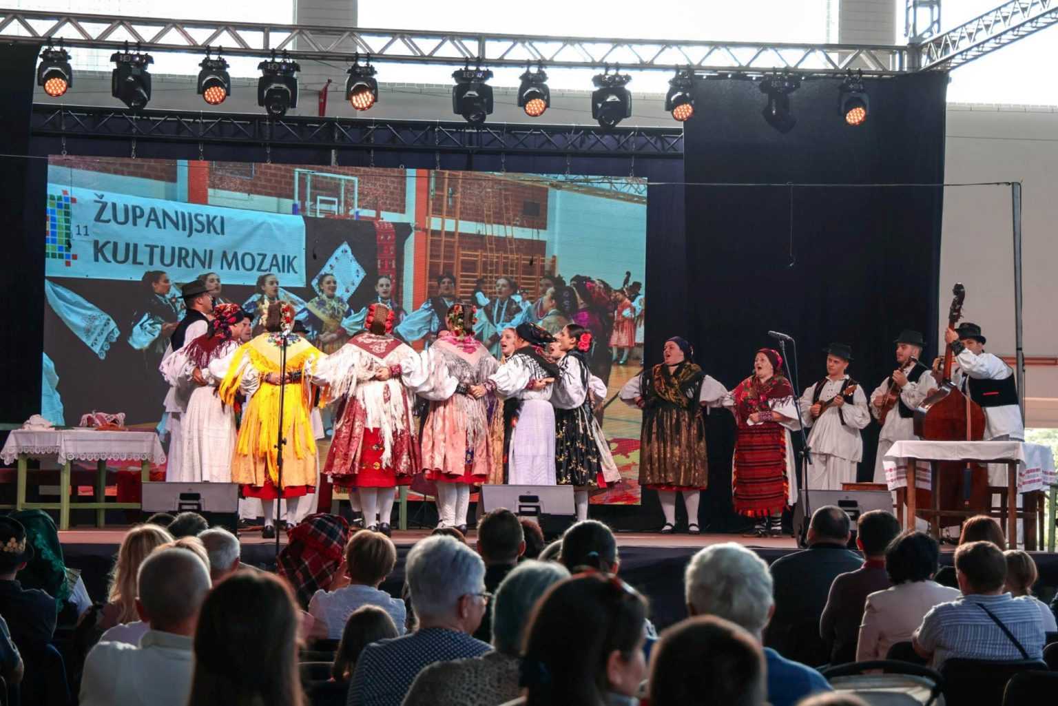 Bogatstvo tradicije na 12. smotri folklora „Šokačko se kolo vije ...